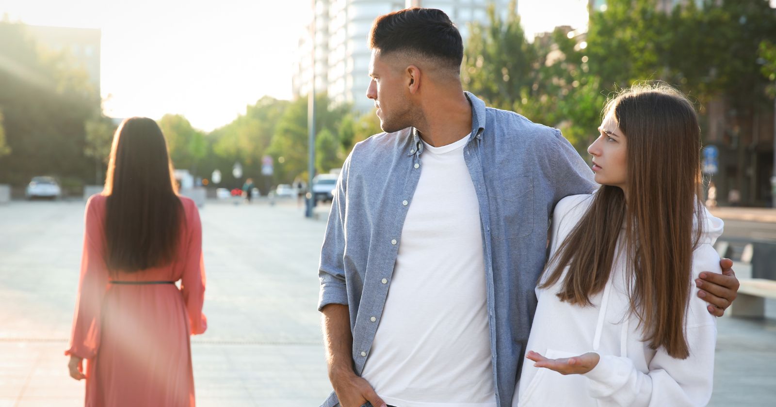 7 razones de por qué tu novio mira a otras chicas en la calle - Amate y Ama